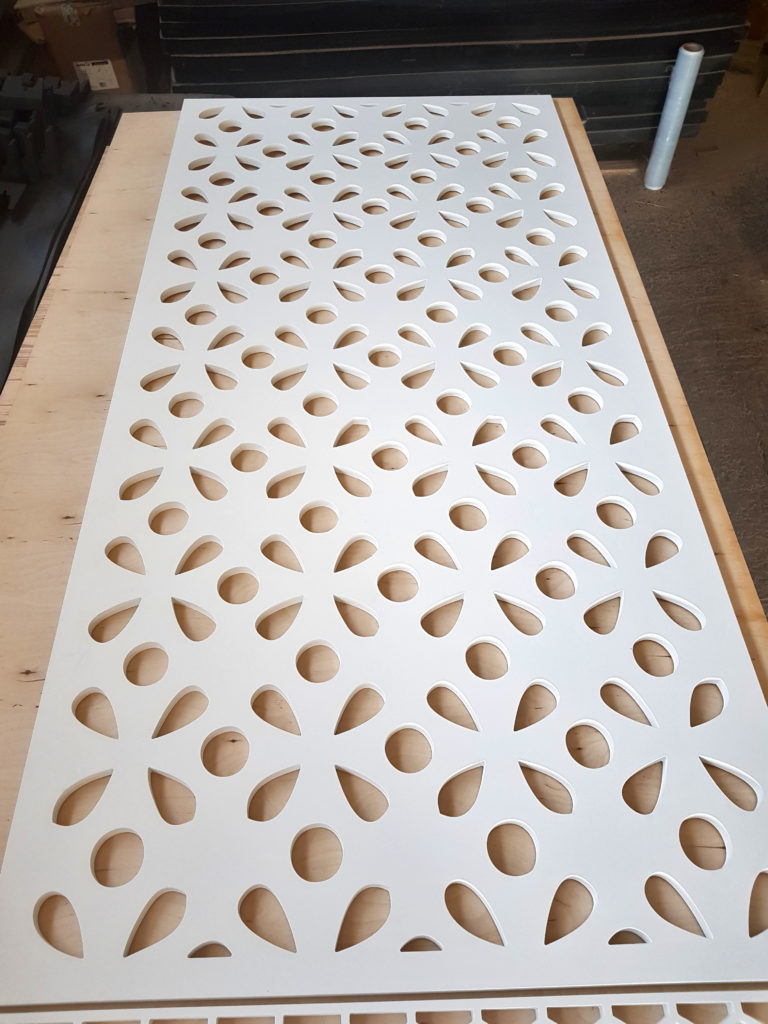 Realizacja dekoracyjnego ażuru z MDF - wzór August - Decopanel - panele ...